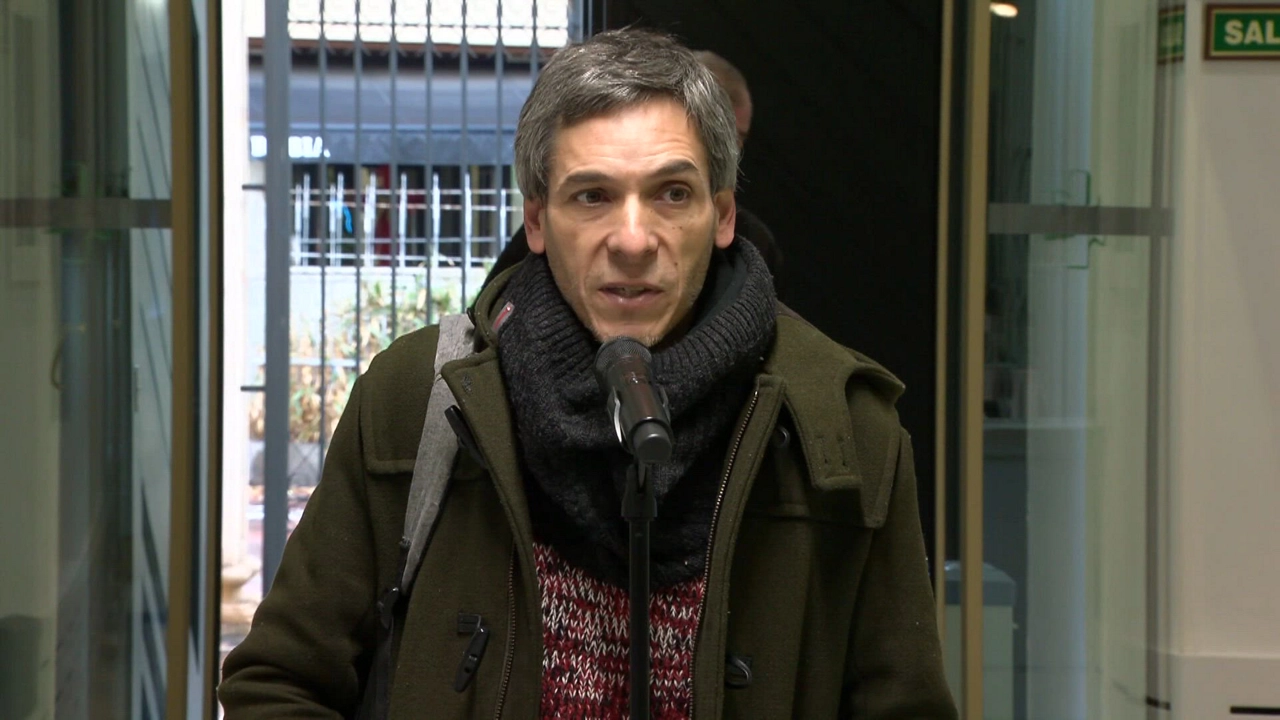 Jon Hernandez (Sumar): "40 urtez diktaduraren aurka borrokan sakrifikatu ziren emakumeez eta ...